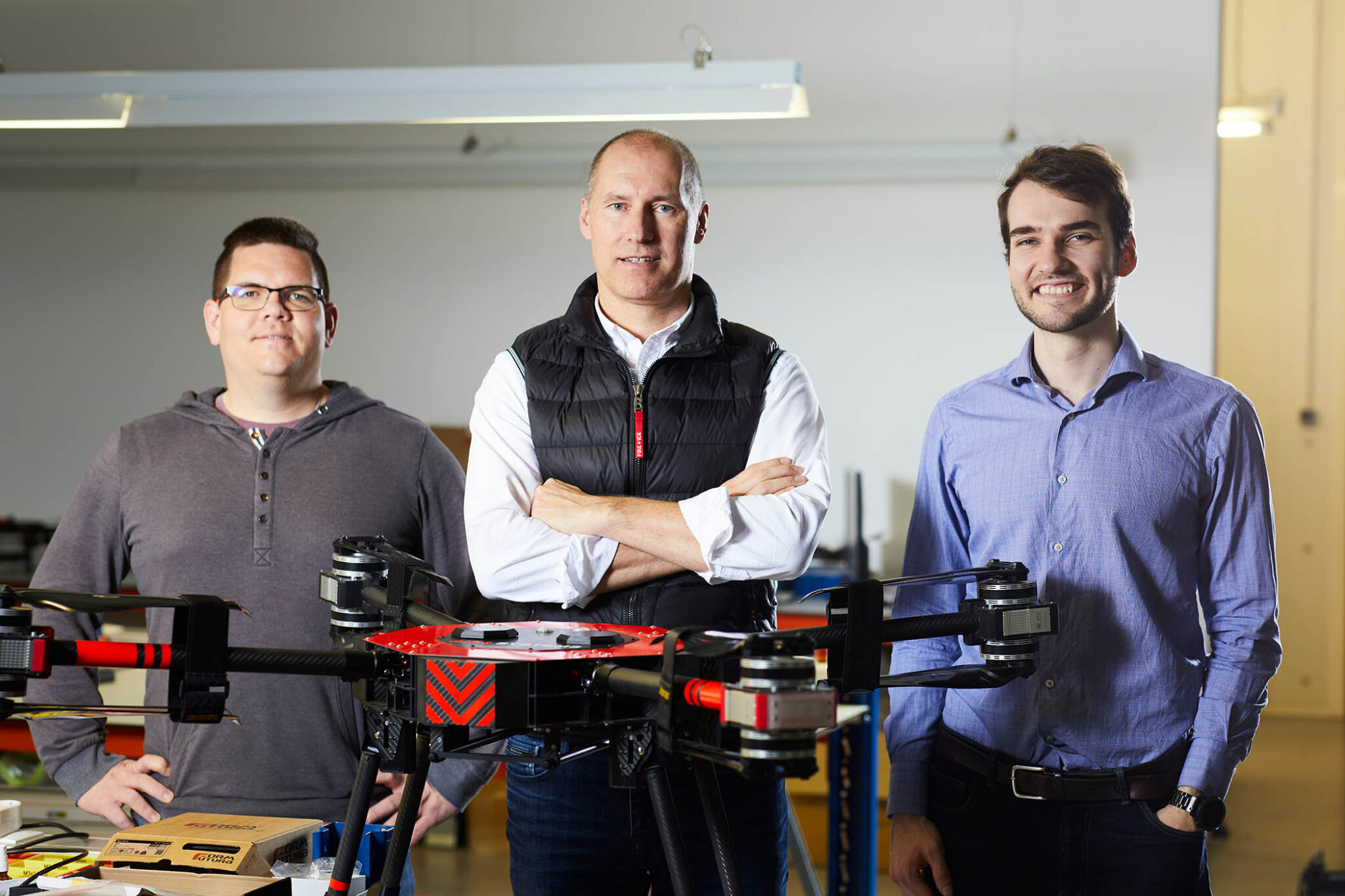 Industriedrohne mit absetzbarem Satellitenroboter der AIR6 Systems GmbH ...